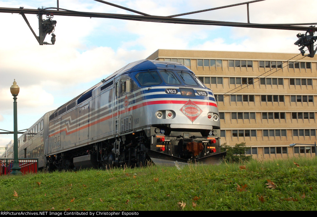 VRE MP36PH-3C V63 stops at L'Enfant Station